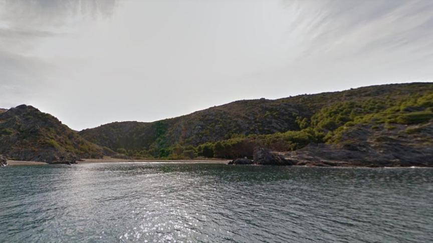 Aguas cristalinas a los pies de grandes acantilados: la cala remota y ...