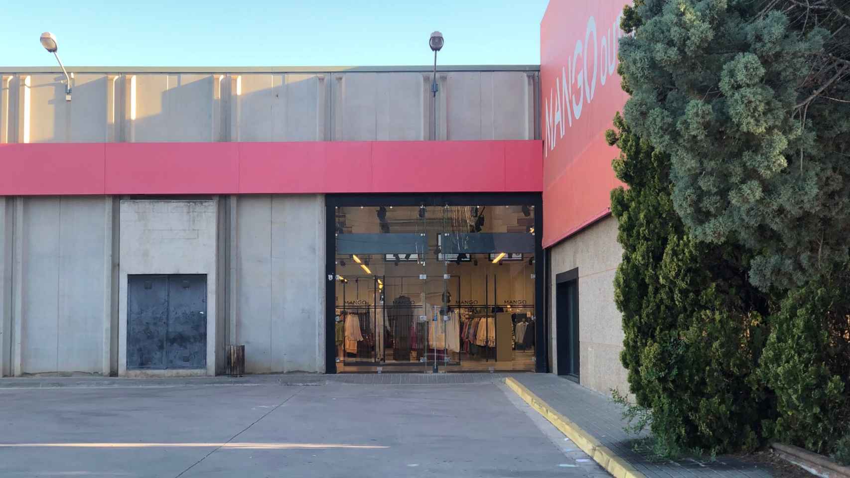 Los Influencers.Barceloneta: La tienda outlet de Mango más grande de ...