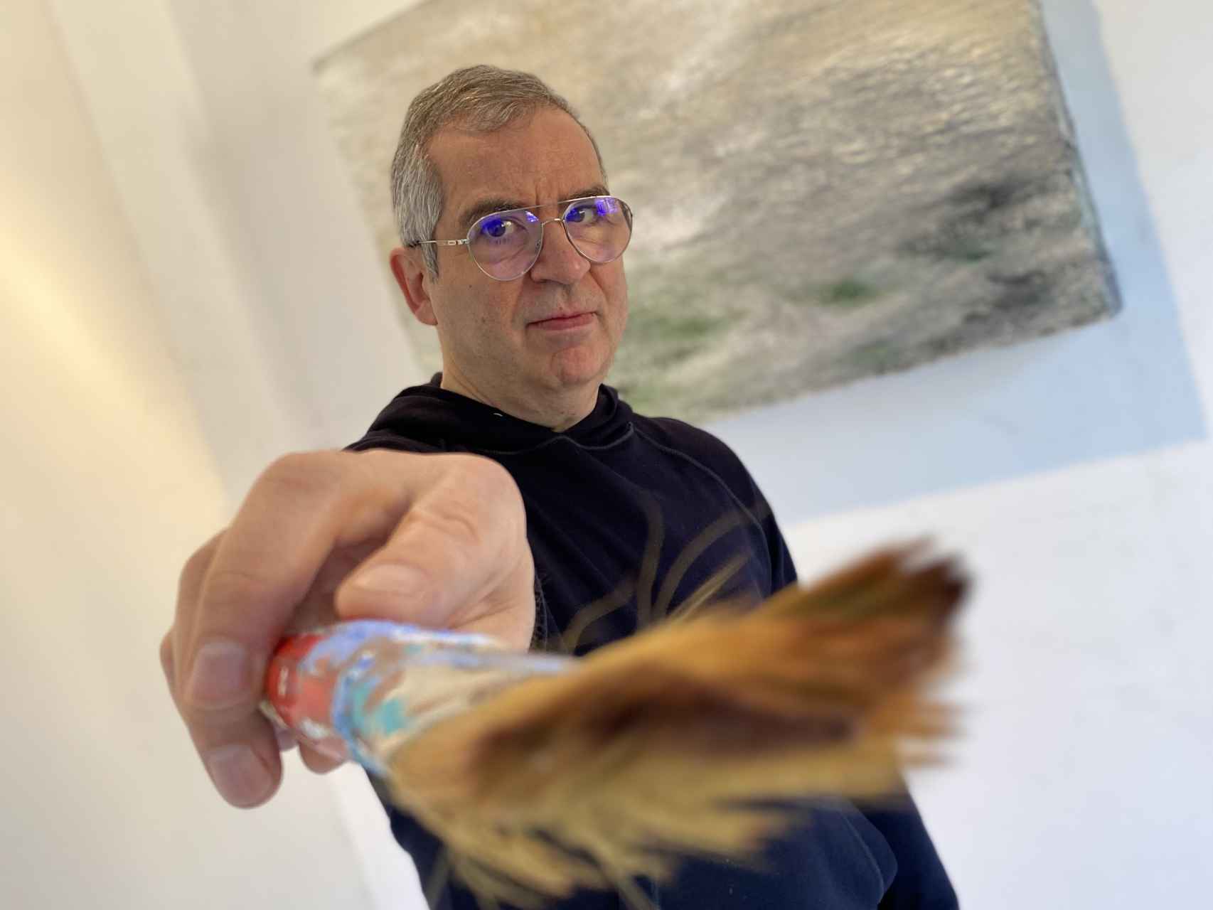 En el estudio de Alberto Reguera: la abstracción como espectáculo en vivo