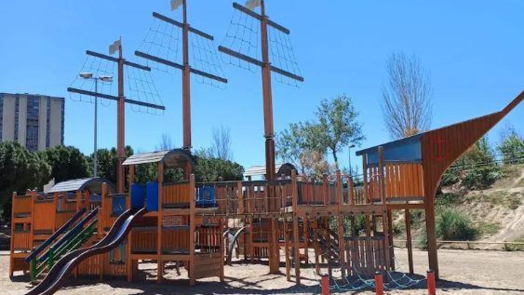 Este es el parque favorito de los niños: tiene un enorme barco pirata y ...