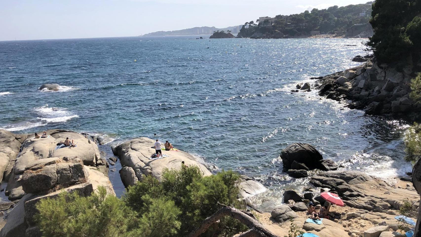 La cala más especial de la Costa Brava: aguas cristalinas y rocas ...