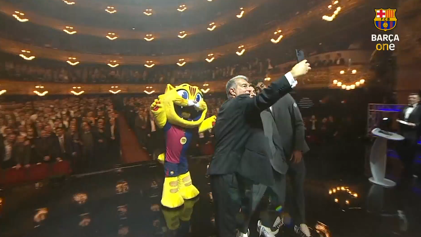 CAT: La nueva mascota del Barça es un gato con la Senyera en la frente