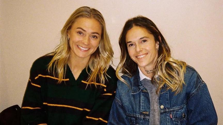 Ingrid Engen celebra que se queda en el Barça Femenino con Mapi León