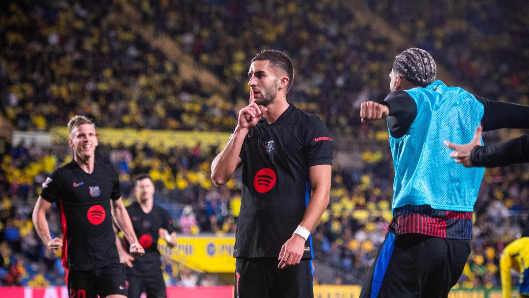 Ferran Torres mete presión a Lewandowski en el Barça