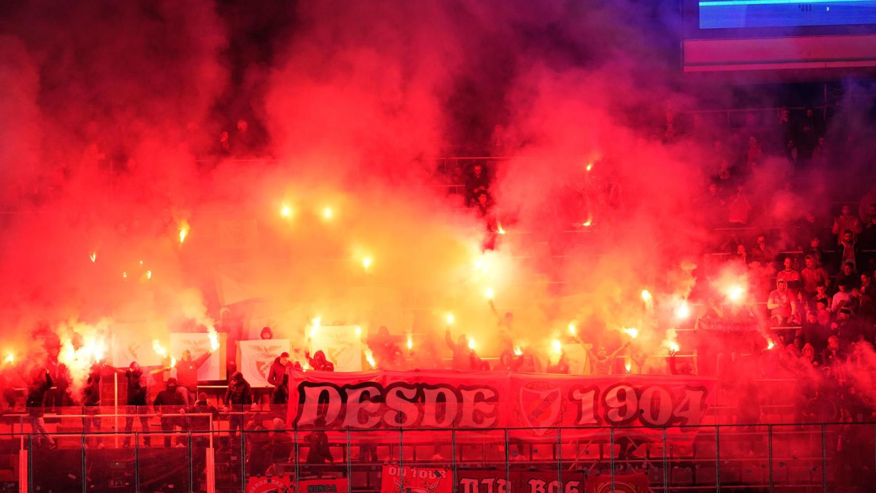 ¡Susto en Montjuïc! Lanzamiento de asientos y pelea entre los ultras ...