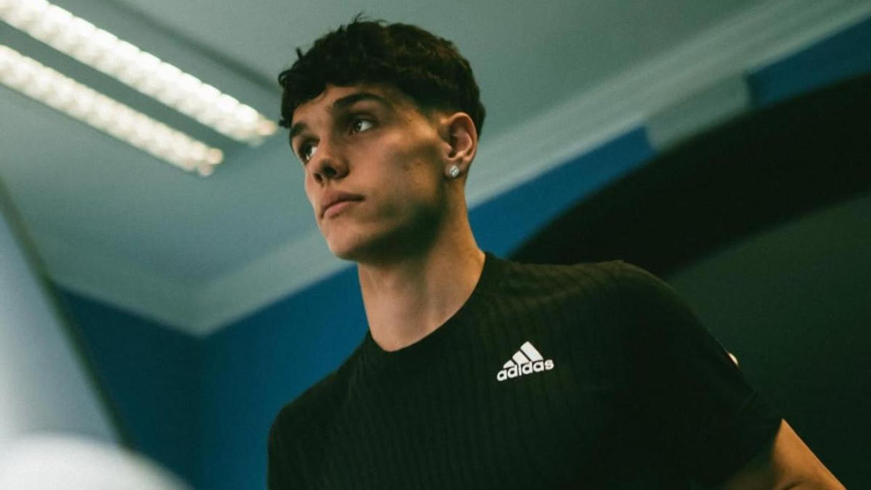 París quiere a Héctor Fort: Hansi Flick da luz verde a su salida del Barça