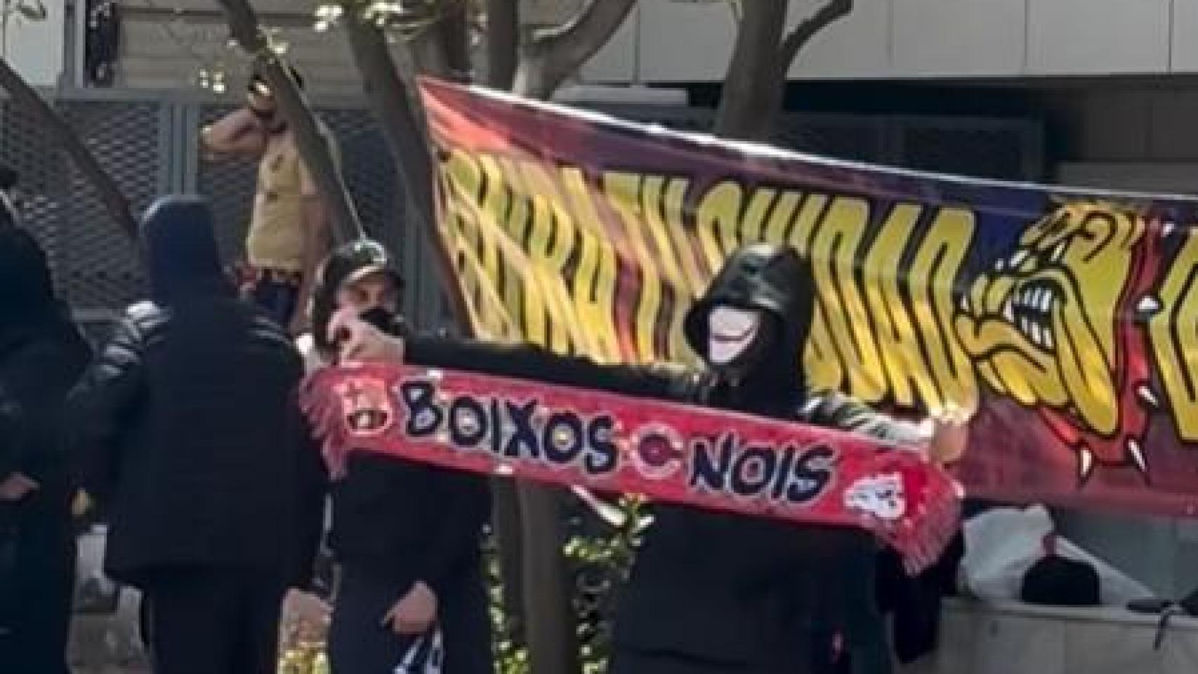 Los Boixos Nois calientan el Barça-Madrid en los jardines de Montjuïc