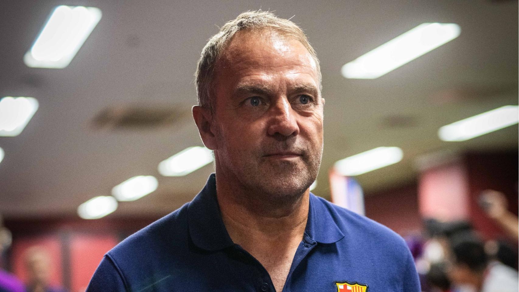 París quiere a Héctor Fort: Hansi Flick da luz verde a su salida del Barça