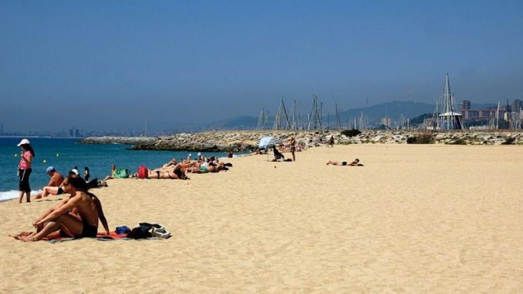 Esta espectacular playa está a 30 minutos de Barcelona: alabada por ...