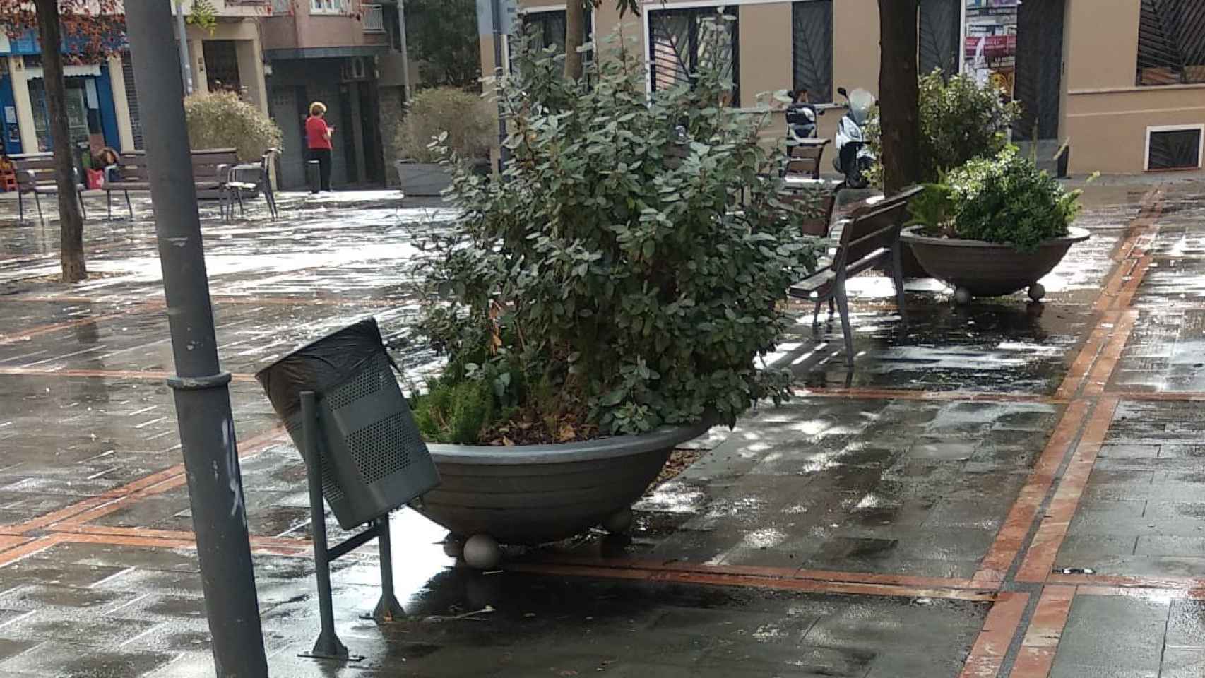 Unos sintecho 'toman' y vandalizan una céntrica plaza de Sant Adrià de ...