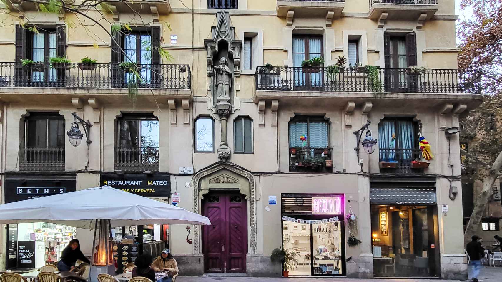El edificio de Barcelona que se esconde en una famosa plaza y tiene un enorme arco