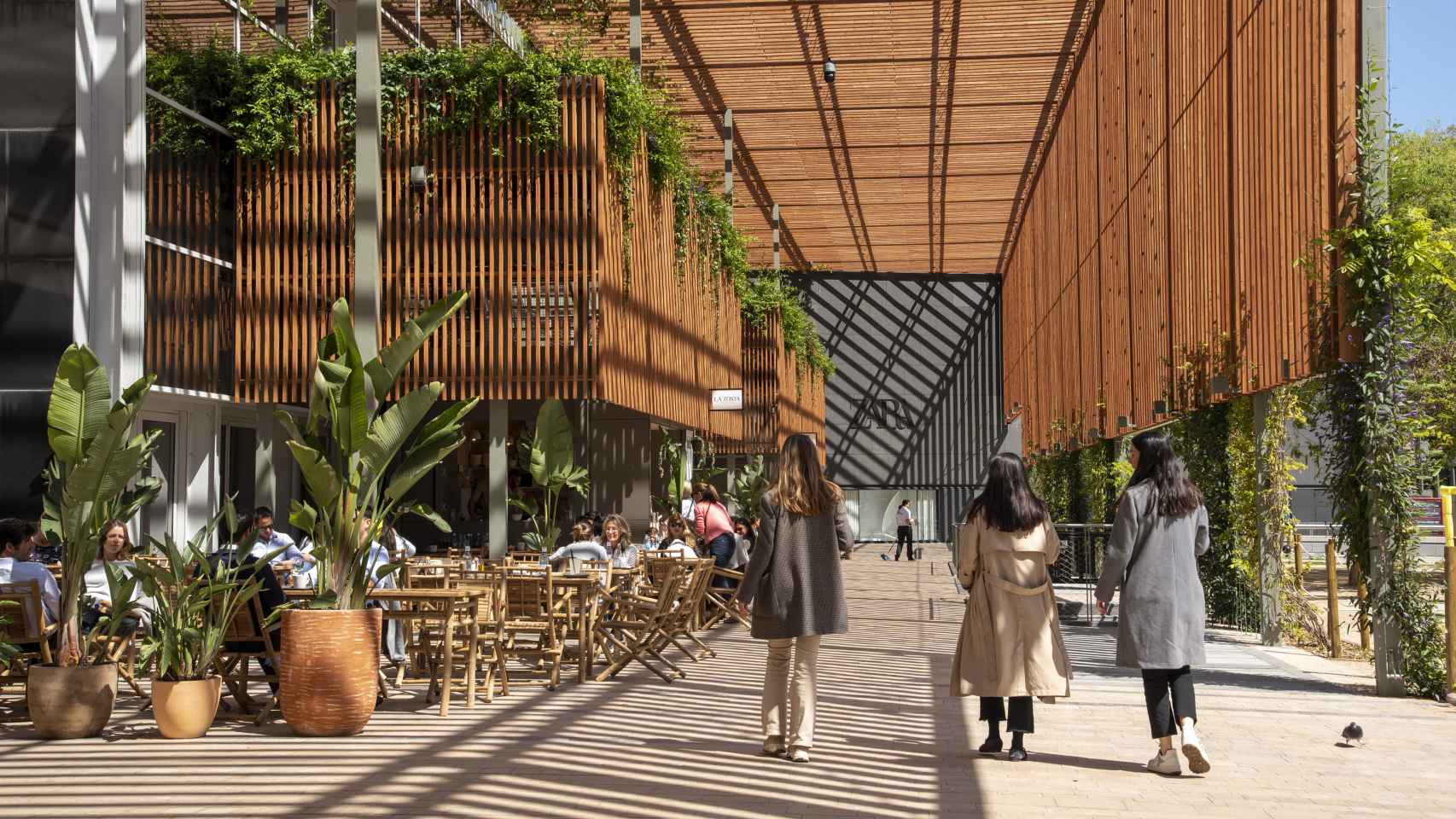 L’Illa Diagonal inaugura su terraza exterior con una renovada propuesta gastronómica