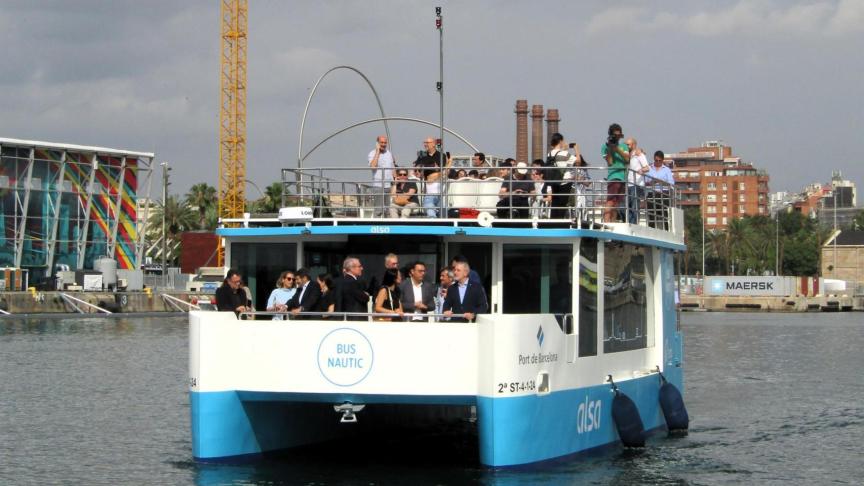 El barco para recorrer el puerto de Barcelona por menos de dos euros ...