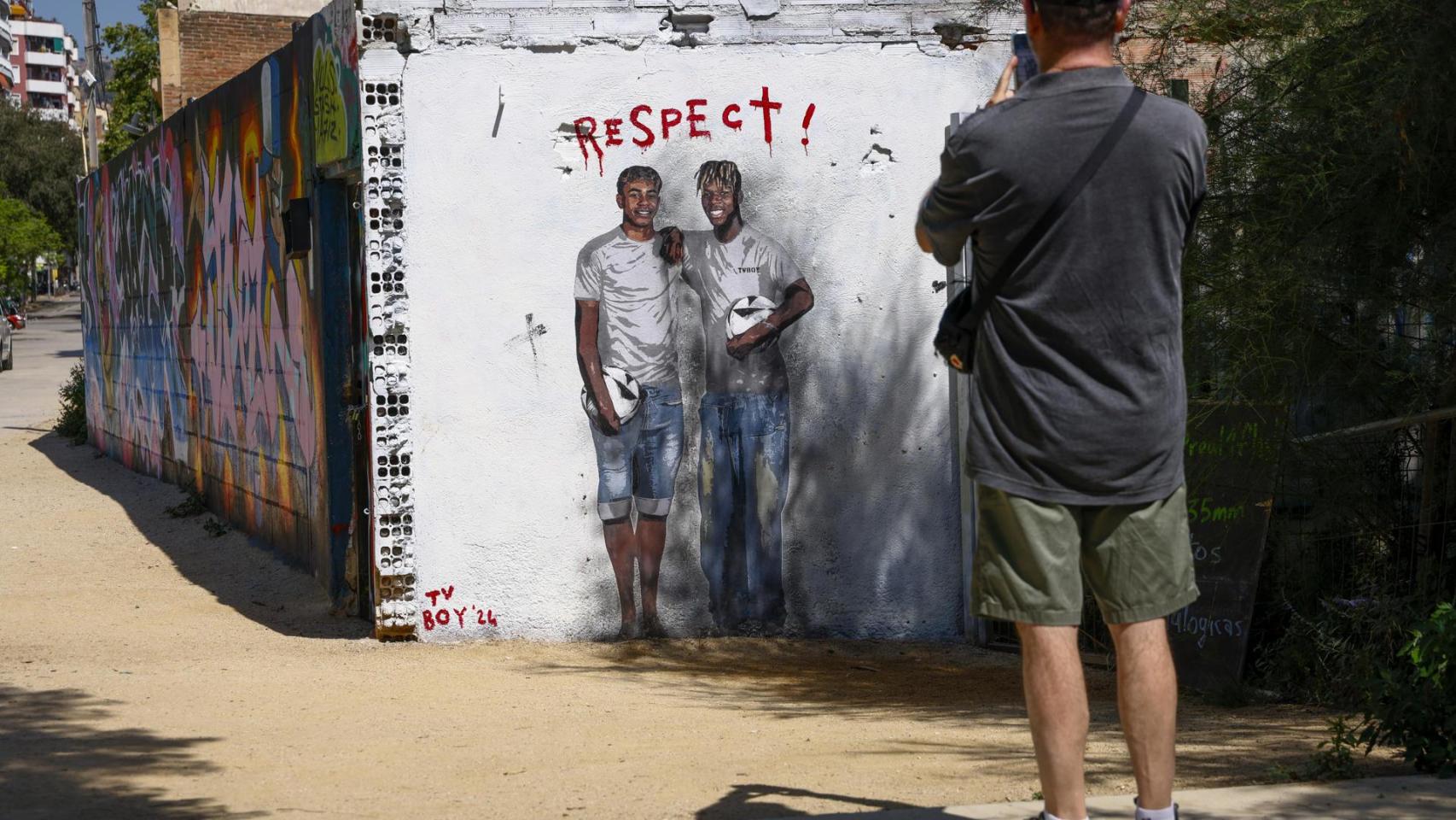 El artista TVBoy dedica un mural en Barcelona a Lamine Yamal y Nico ...