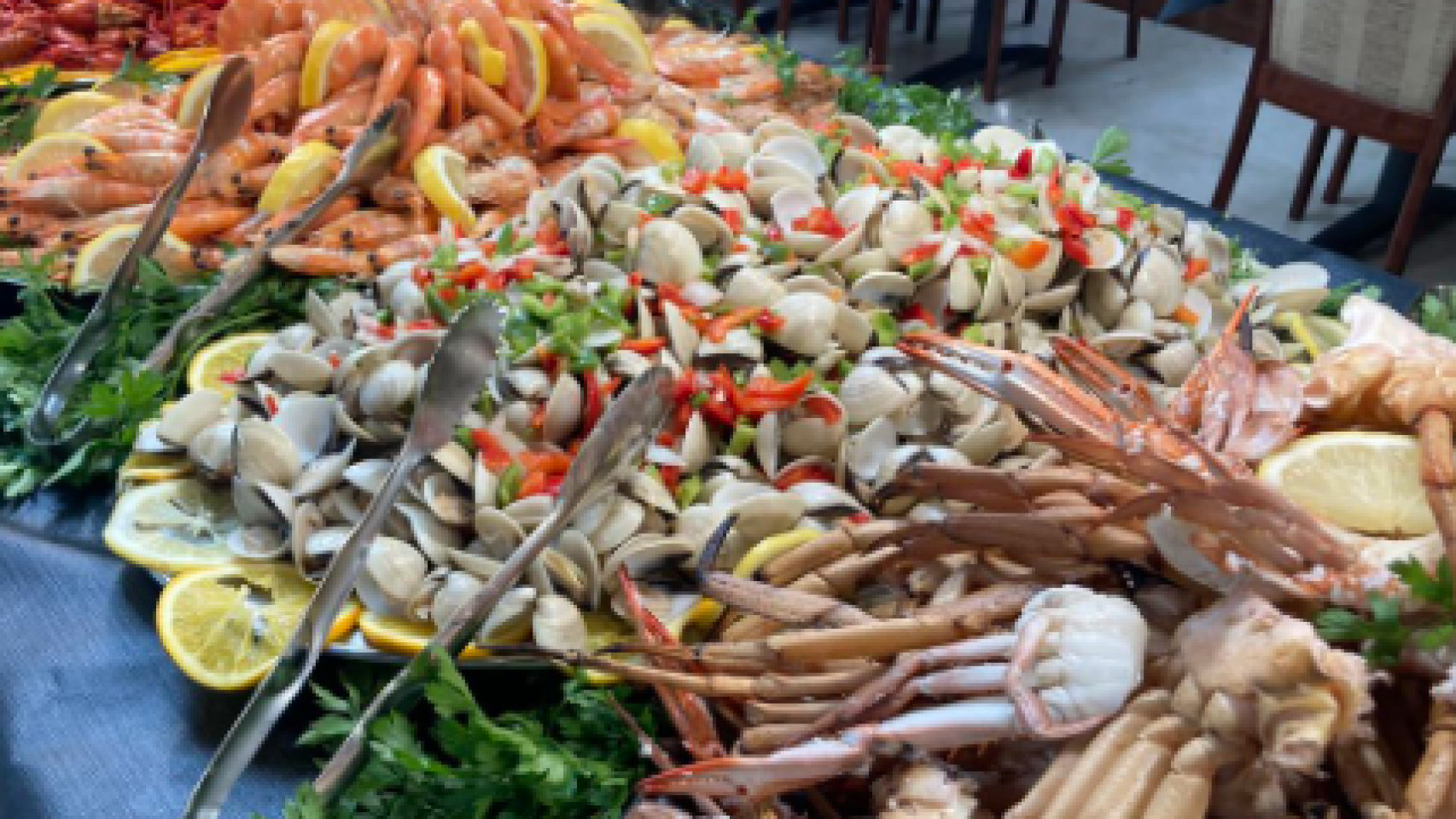 El buffet libre con marisco sin límite y vistas al mar que triunfa ...