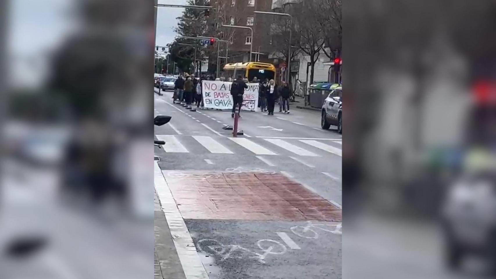 Vídeo: Un grupo de vecinos de Gavà se manifiesta contra la Zona de ...
