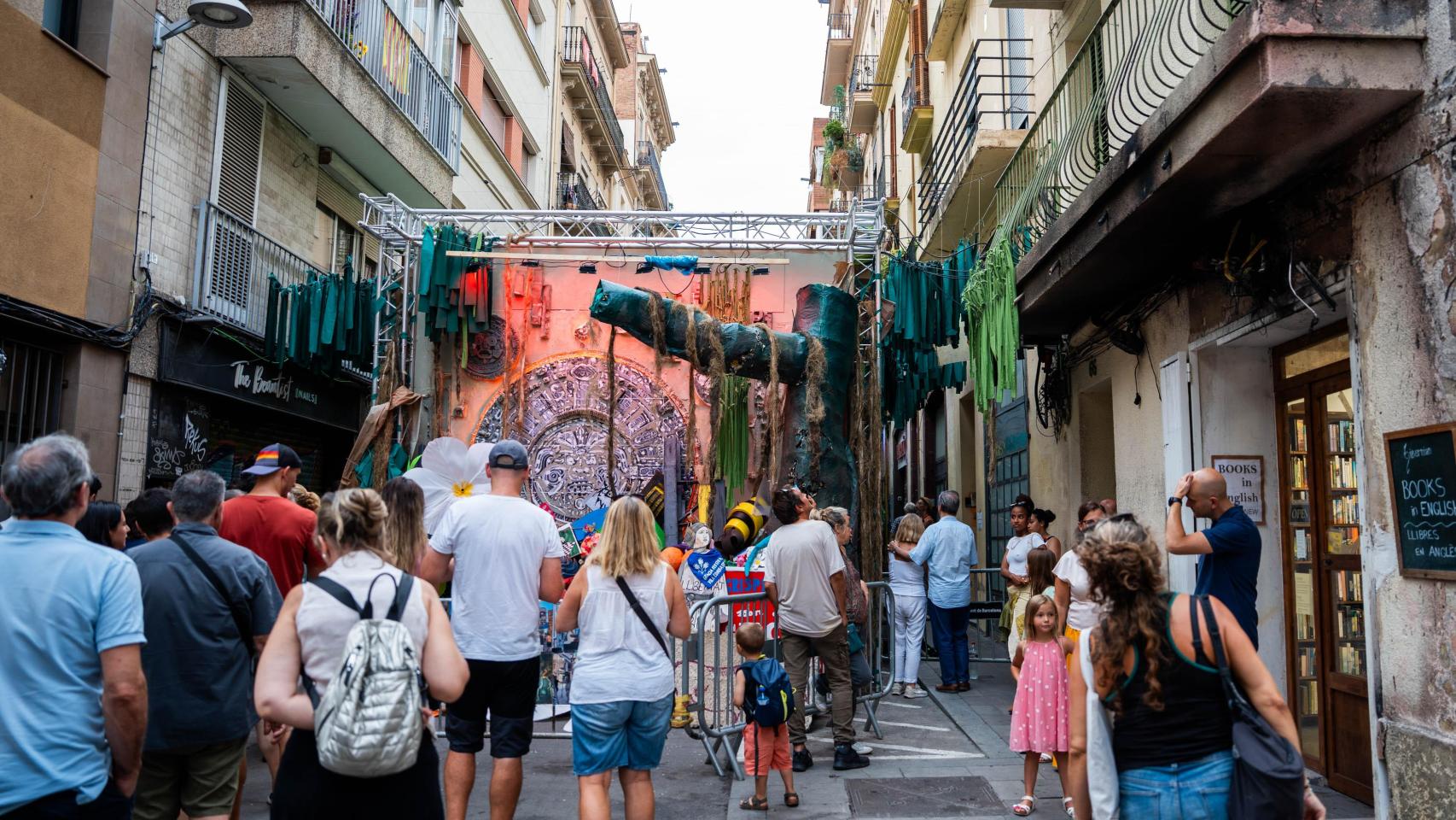 Las fiestas de Gràcia bajan el volumen en su 'noche tranquila': "Los turistas tienen toda la ...